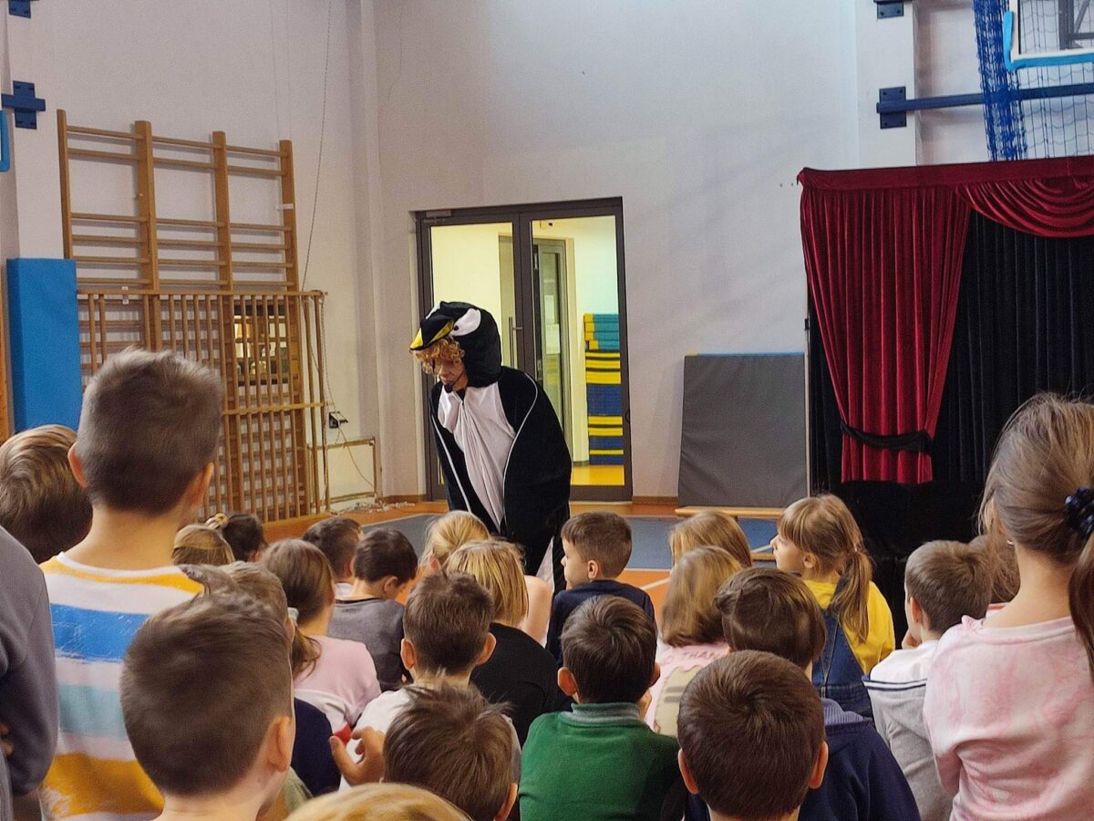 Uczniowie Szkoły Podstawowej w Duchnicach na przedstawieniu pt. “Mapa ...