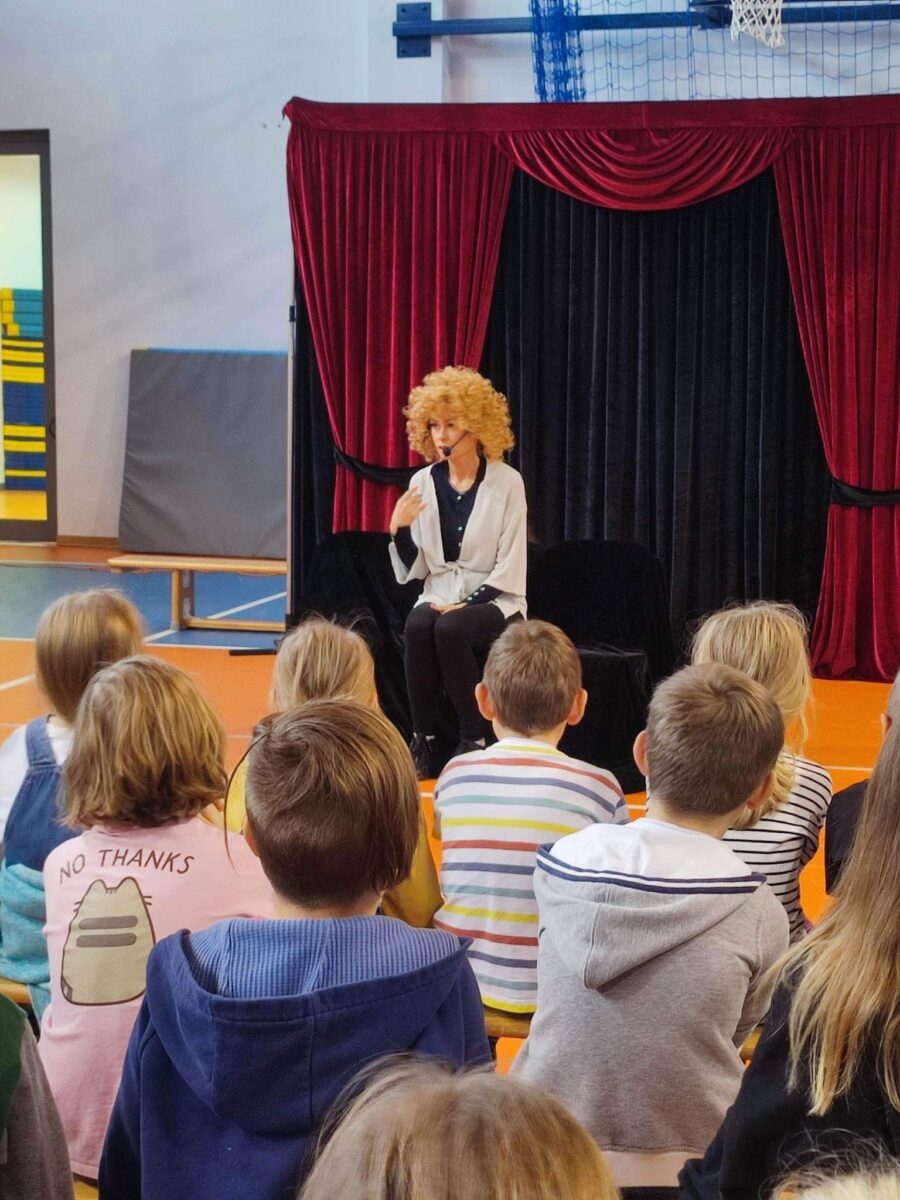 Uczniowie Szkoły Podstawowej w Duchnicach na przedstawieniu pt. “Mapa ...