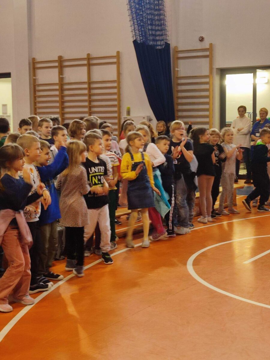 Uczniowie Szkoły Podstawowej w Duchnicach na przedstawieniu pt. “Mapa ...